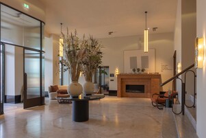 Um hall de entrada com balcão de recepção, área de estar e lareira.