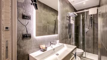 Quarto Duplo ou Twin Standard, Vista para a cidade | Casa de banho | Artigos de higiene pessoal grátis, um secador de cabelo, chinelos