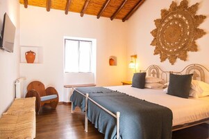 Quarto casal ou duplo clássico, varanda, vista para o jardim | Cofres nos quartos, Wi-Fi de cortesia