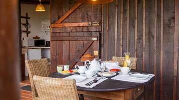 Estúdio conforto, vista para o jardim | Opções para refeição