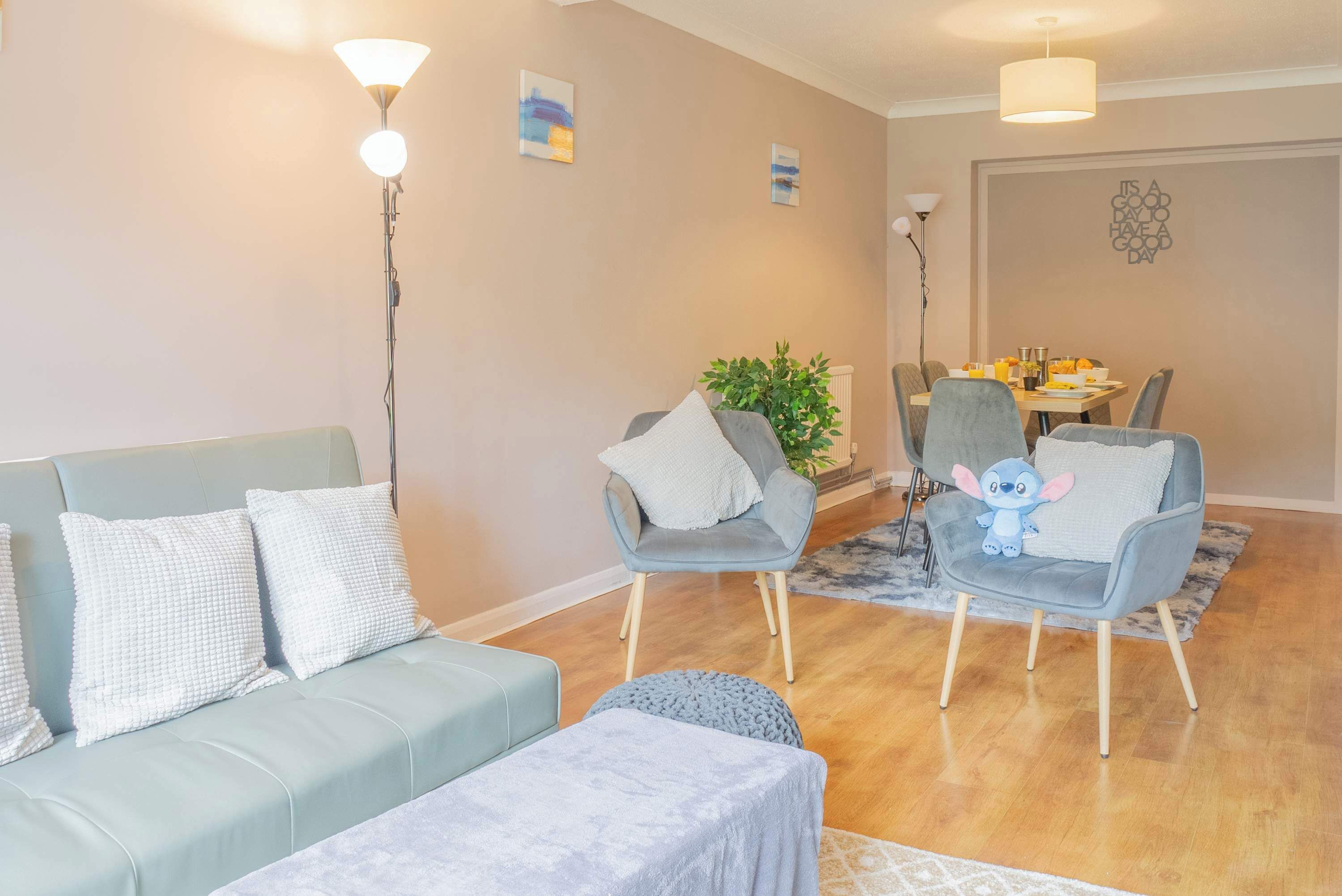 Spacious 4-bed House · Guildford · Free Parking - Godalming