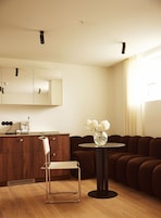 Estúdio Familiar, kitchenette, Vista para a cidade | Cozinha privada | Um frigorífico, uma placa de cozinha, uma máquina de lavar louça 