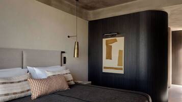 Quarto moderno com cama grande, obra de arte na parede e design minimalista.
