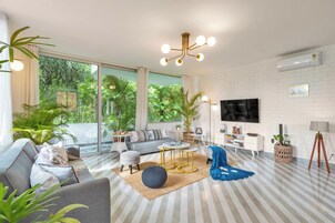 Apartamento, 2 quartos, varanda | Sala de estar | TV de ecrã plano 