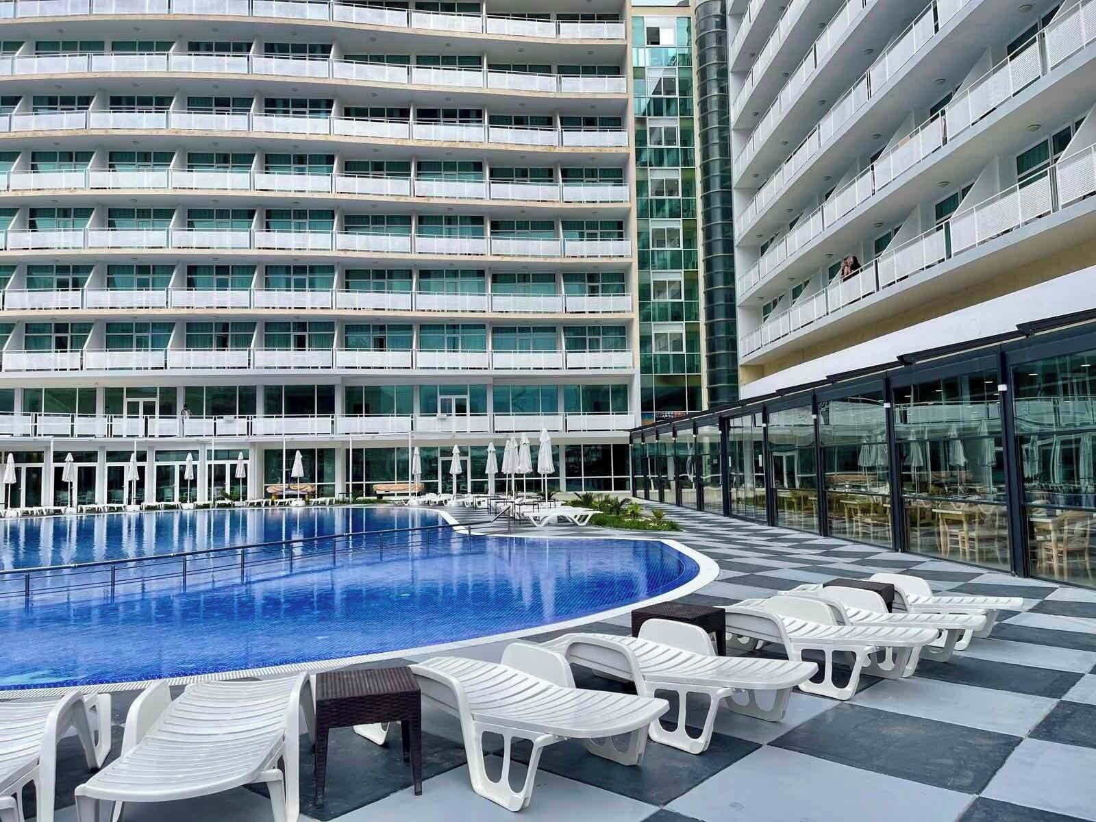 Piscina externa sazonal, guarda-sóis, espreguiçadeiras