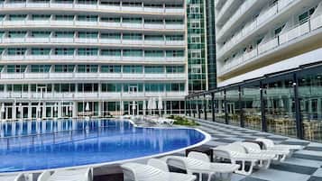 Piscina externa sazonal, guarda-sóis, espreguiçadeiras