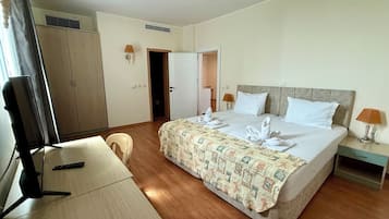 Apartamento standard, sacada | Escrivaninha, Wi-Fi de cortesia