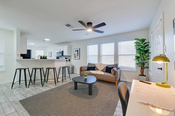 < 1 Mi To Historic Mckinney: Modern Duplex W/ Yard - McKinney, TX