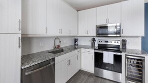 Estúdio (0 Bedroom) | Cozinha privada | Um frigorífico, um micro-ondas, um forno, uma placa de cozinha 