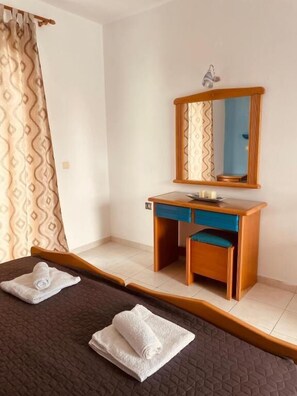 Apartamento, varanda | Cofre no quarto, secretária, cortinas/cortinados opacos 