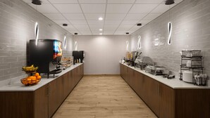 Uma cozinha moderna com armários de madeira, uma ilha central e um balcão extenso.