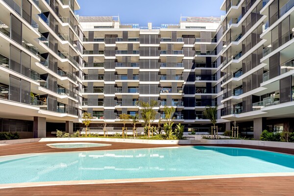 Modern Lisbon W Balcony And Pool Ii By Homing - Lissabon