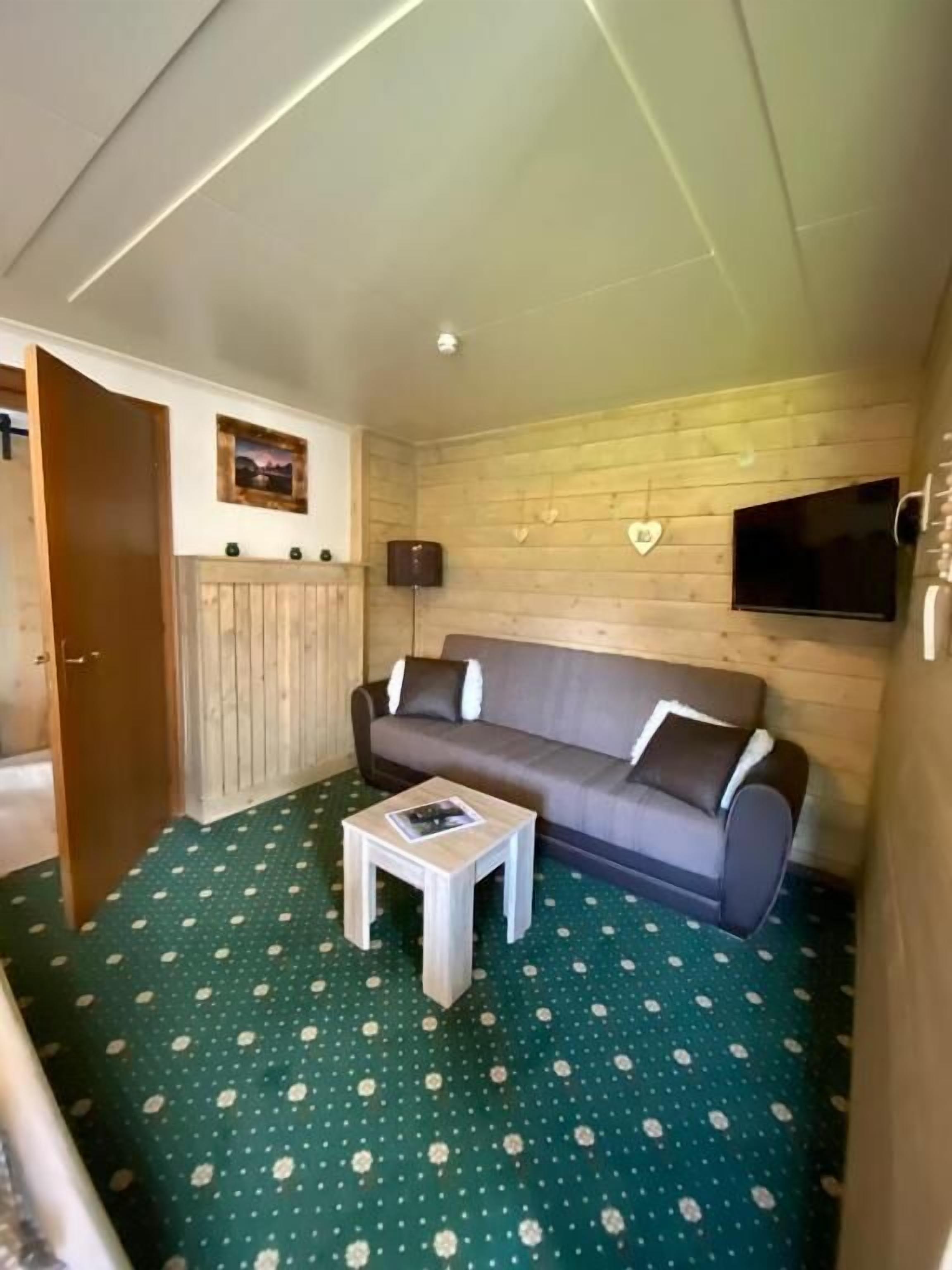 Apartamento família, vista para o jardim | Área de estar