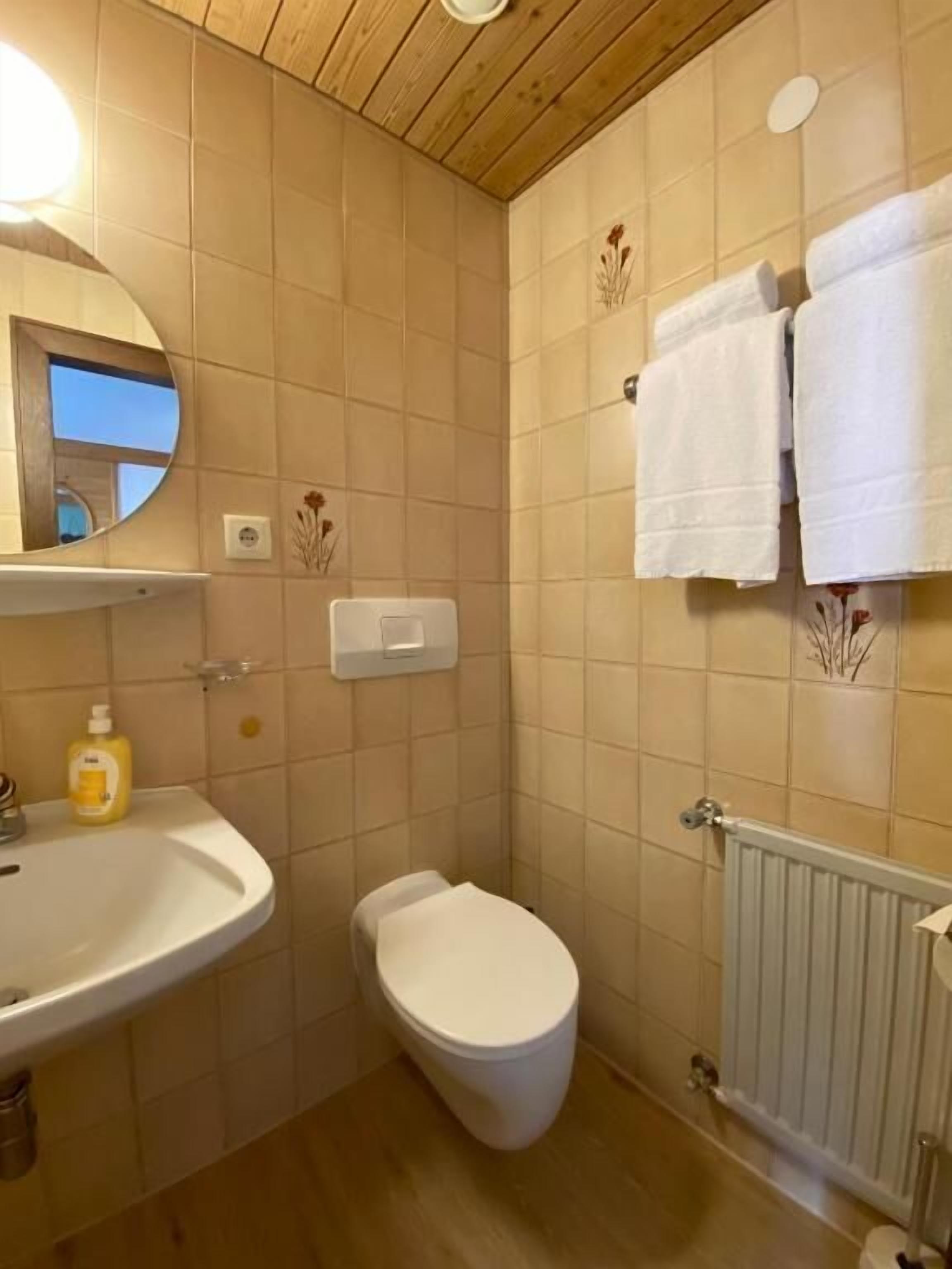 Quarto casal, sacada, vista para o jardim | Banheiro