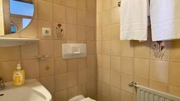 Quarto casal, sacada, vista para o jardim | Banheiro