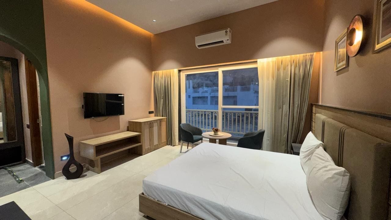 Deluxe Room | Roupa de alta qualidade, minibar grátis, com mobília individualizada 