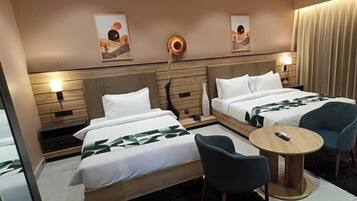 Quarto Triplo | Roupa de alta qualidade, minibar grátis, com mobília individualizada