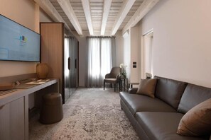 Suite, varanda, vista para o jardim | Sala de estar