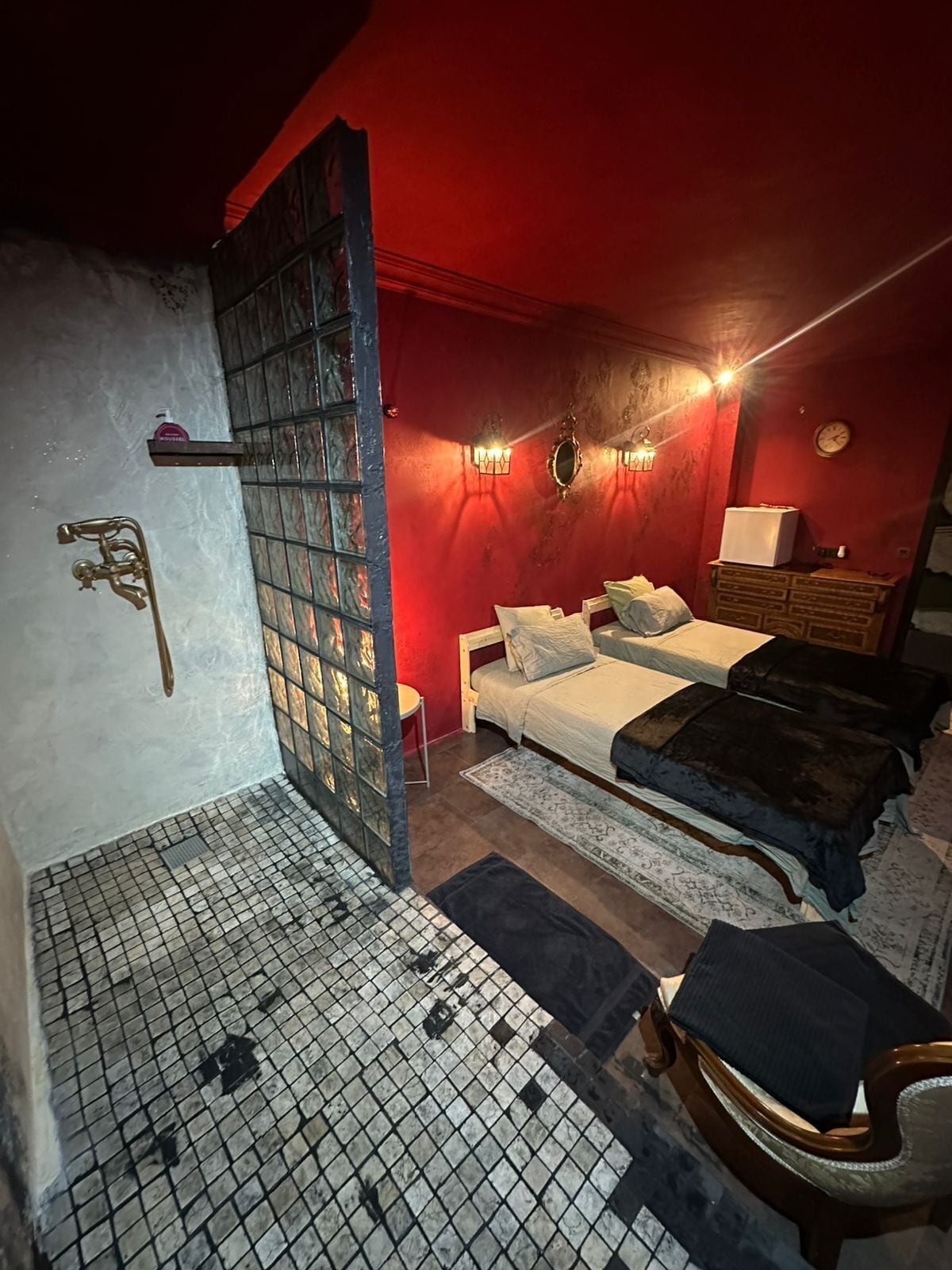 Quarto Clássico com Cama de Casal | Edredões de penas, secretária adequada para computadores portáteis 