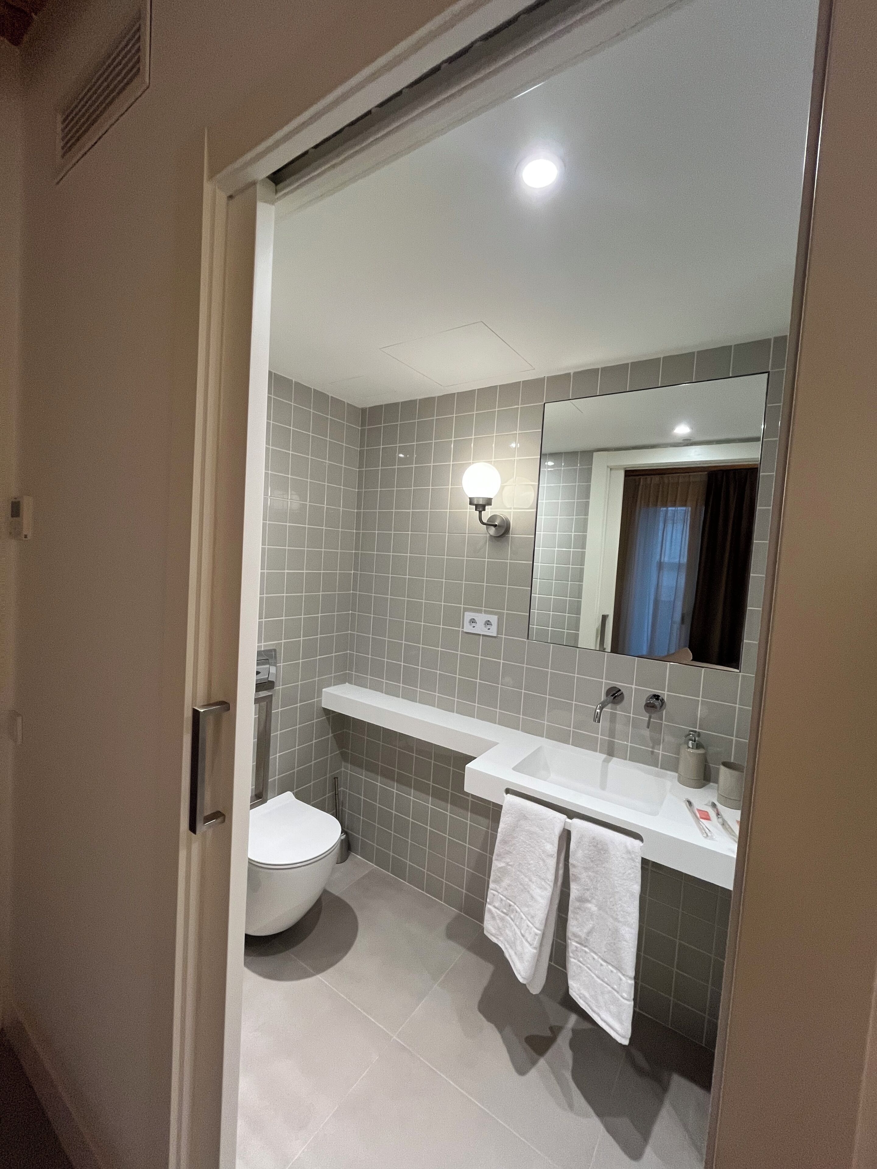 Quarto quádruplo clássico, sacada, vista para o pátio | Banheiro