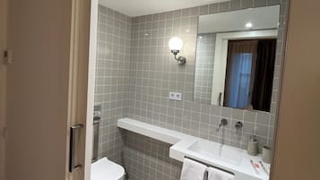 Quarto Quádruplo Clássico, varanda, vista para o pátio | Casa de banho