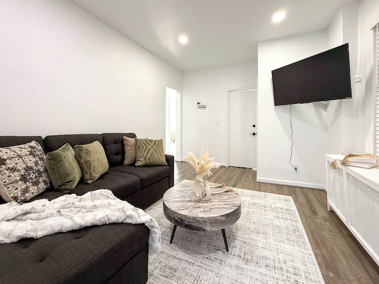 Fully Renovated 2br Executive Residence Near Nyc - Edgewater, NJ