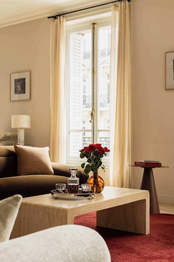 Montaigne Collection I 3br 6p Triangle D Or - Paris