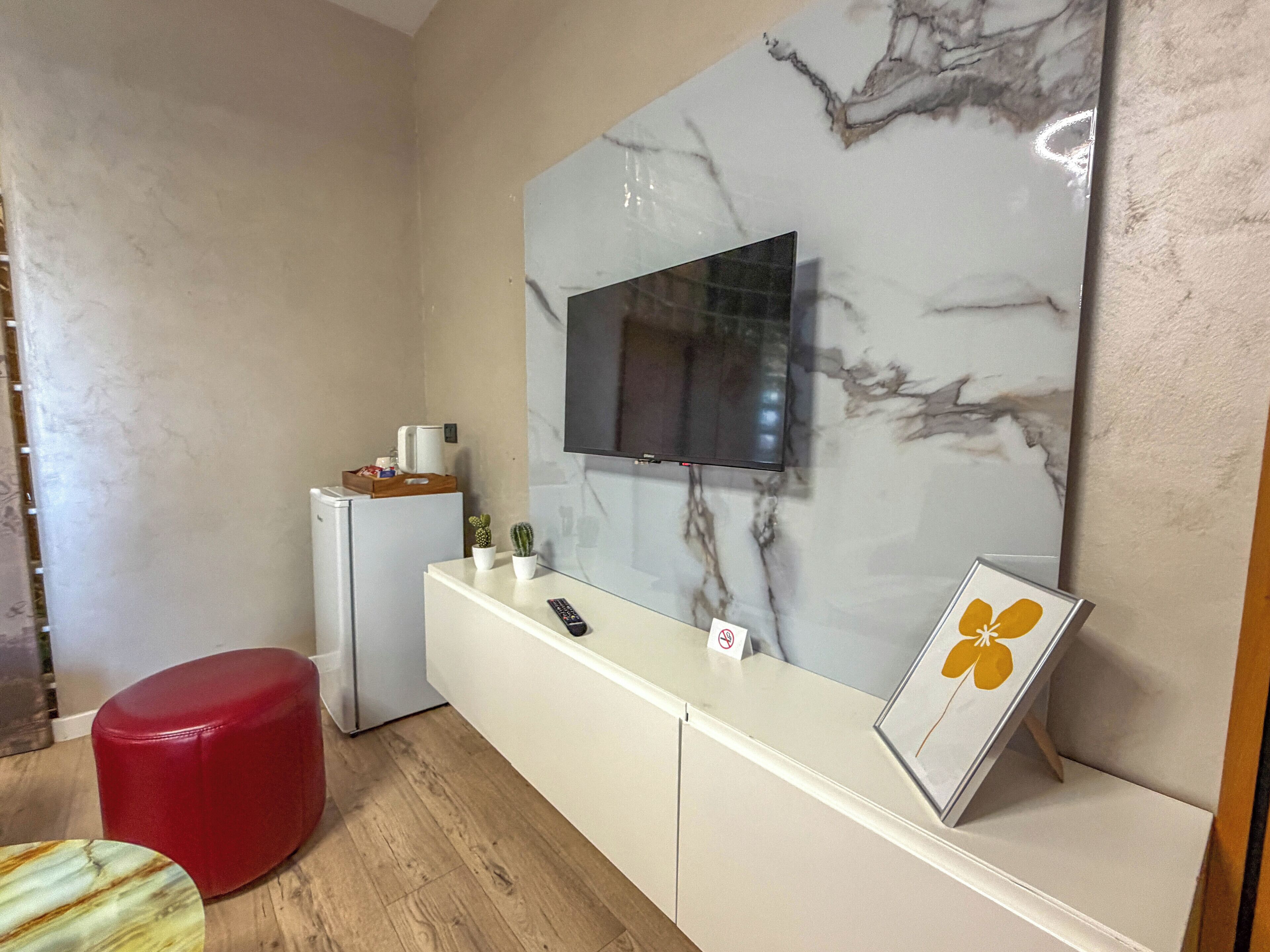 Quarto casal, sacada, vista para a cidade | Área de estar