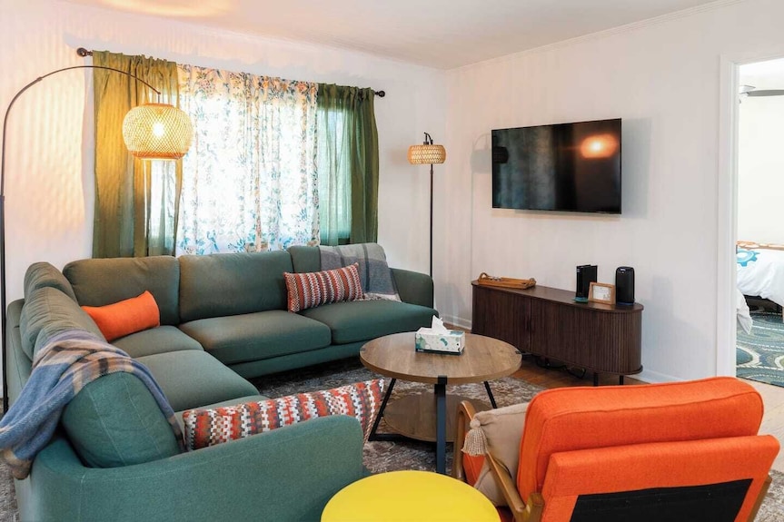 Upscale Comfort & Class With Seasonal Pool & Yard - Covington