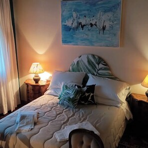 Quarto casal conforto | Banheiro | Chuveiro, secador de cabelo, toalhas de banho, sabonete