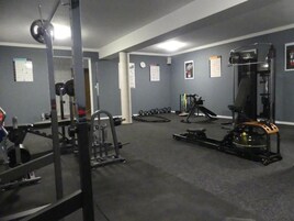 Quarto Duplo ou Twin Deluxe, varanda, vista para o oceano | Sala de fitness