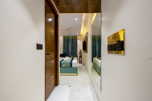 Quarto casal superluxo, vista para a cidade | Cofres nos quartos, escrivaninha, espaço de trabalho para notebook
