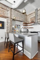 Condo on King Street with Rooftop and Terrace! | Cozinha privada