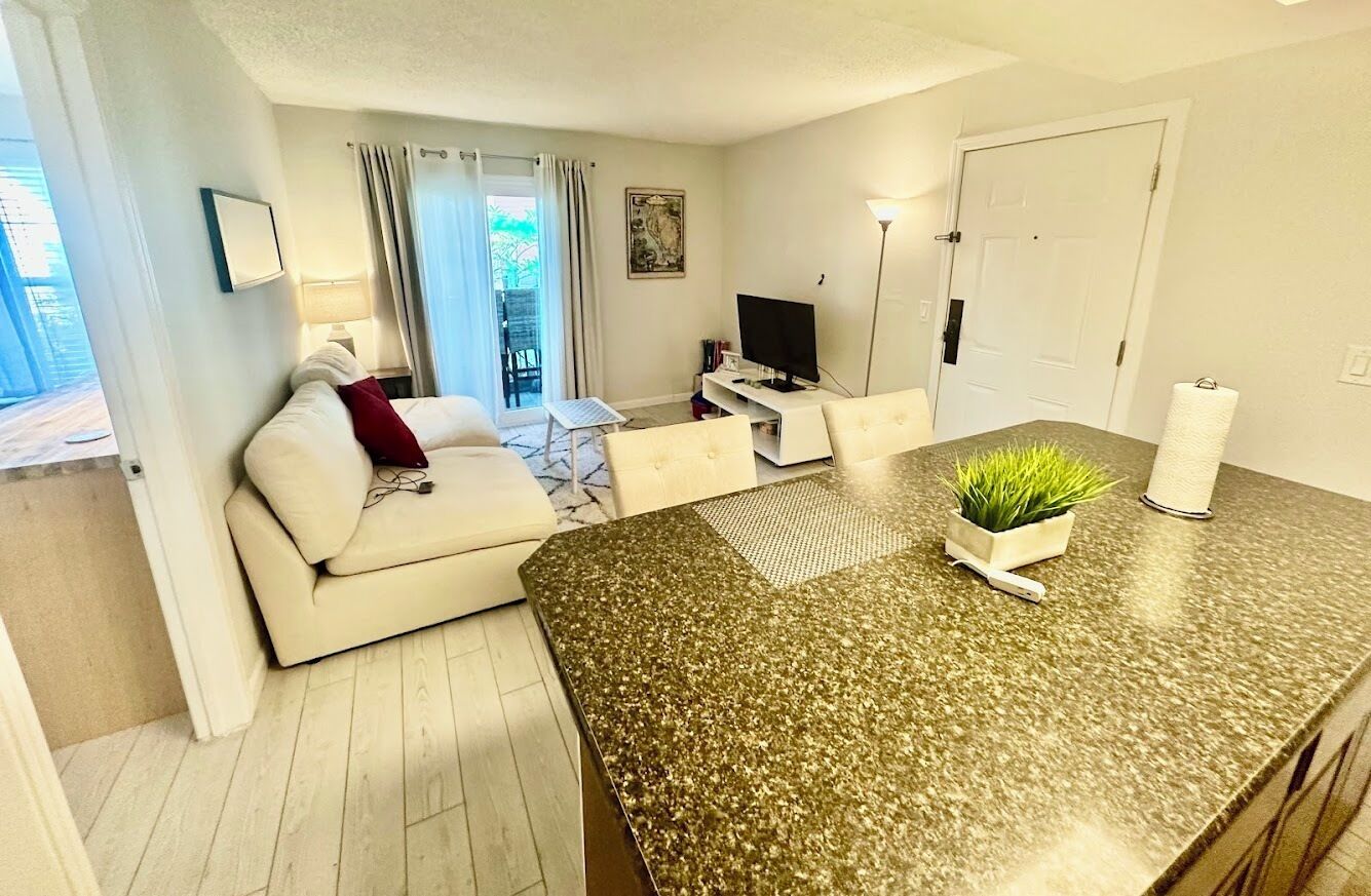King Bed, Remodeled, Pool & Hot Tub Near Beach. - St. Petersburg, FL