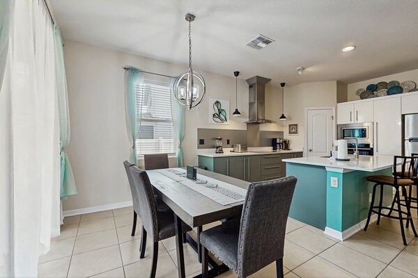 Dog-friendly Ground-floor Home In Gated Community W/lake Views & Enclosed Patio - Davenport, FL