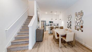 Casa, várias camas, acesso à piscina, vista para a piscina (Golfer's Retreat at Azur Resort) | Restaurantes