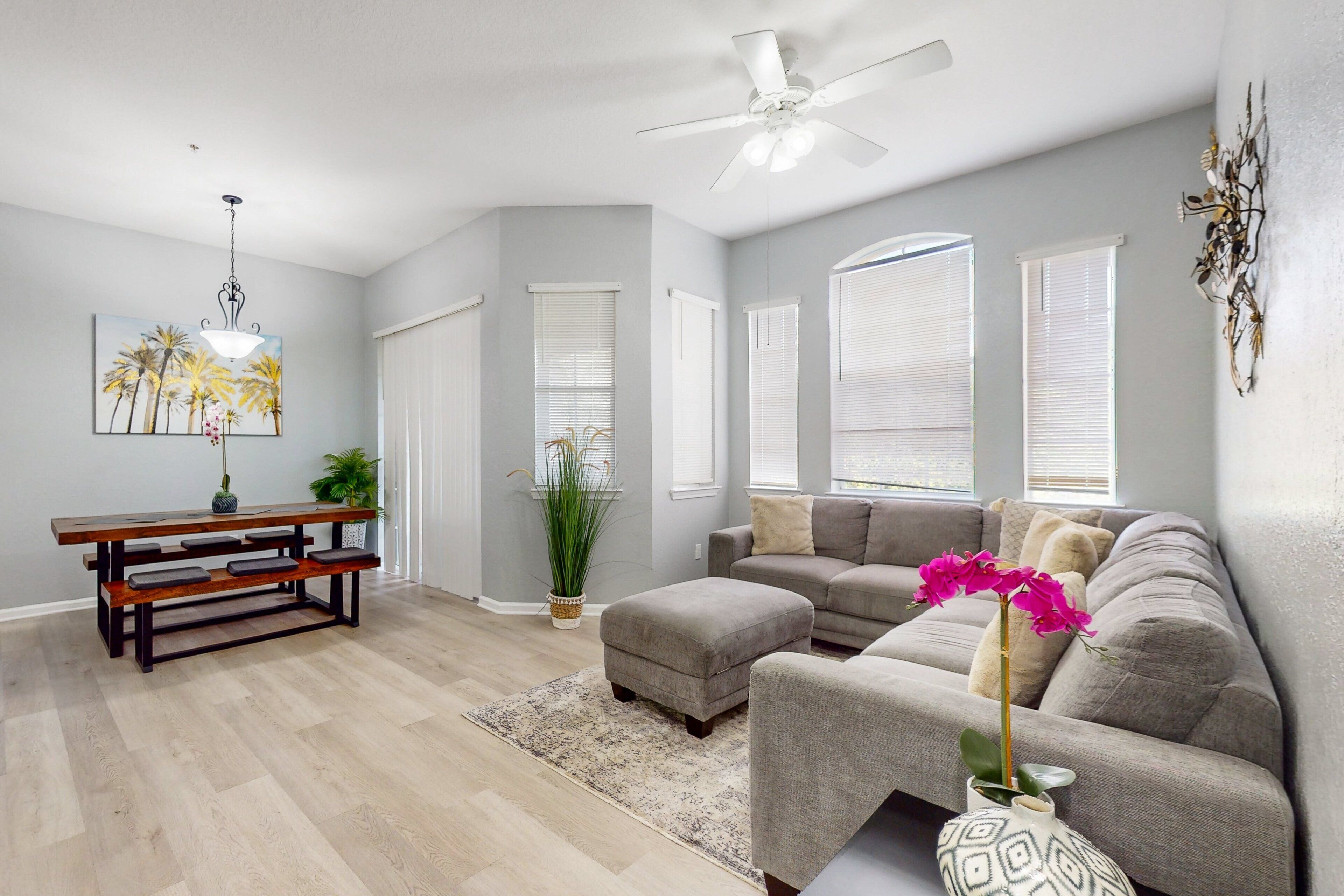 Apartamento em Condomínio Fechado, várias camas, acesso à piscina (Sunny Davenport) | Sala de estar