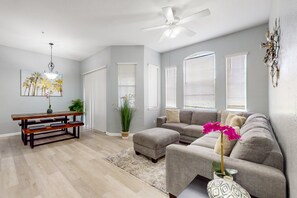 Apartamento em Condomínio Fechado, várias camas, acesso à piscina (Sunny Davenport) | Sala de estar