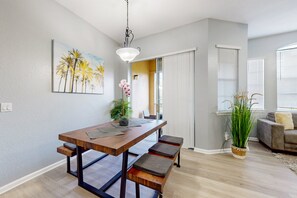 Apartamento em Condomínio Fechado, várias camas, acesso à piscina (Sunny Davenport)