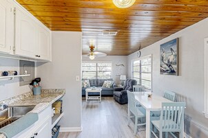 Condo, várias camas, cozinha, vista para o jardim (Lake June Resort #9 - No Pets) | Parte interna