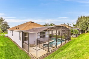 Uma casa com varanda envidraçada, piscina e ofurô.