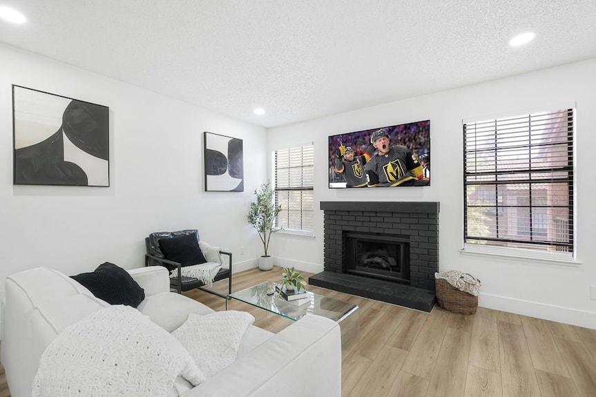 8 Min To The Strip · Renovated Private Condo · Pool, Parking, Sleeps 5 - Las Vegas