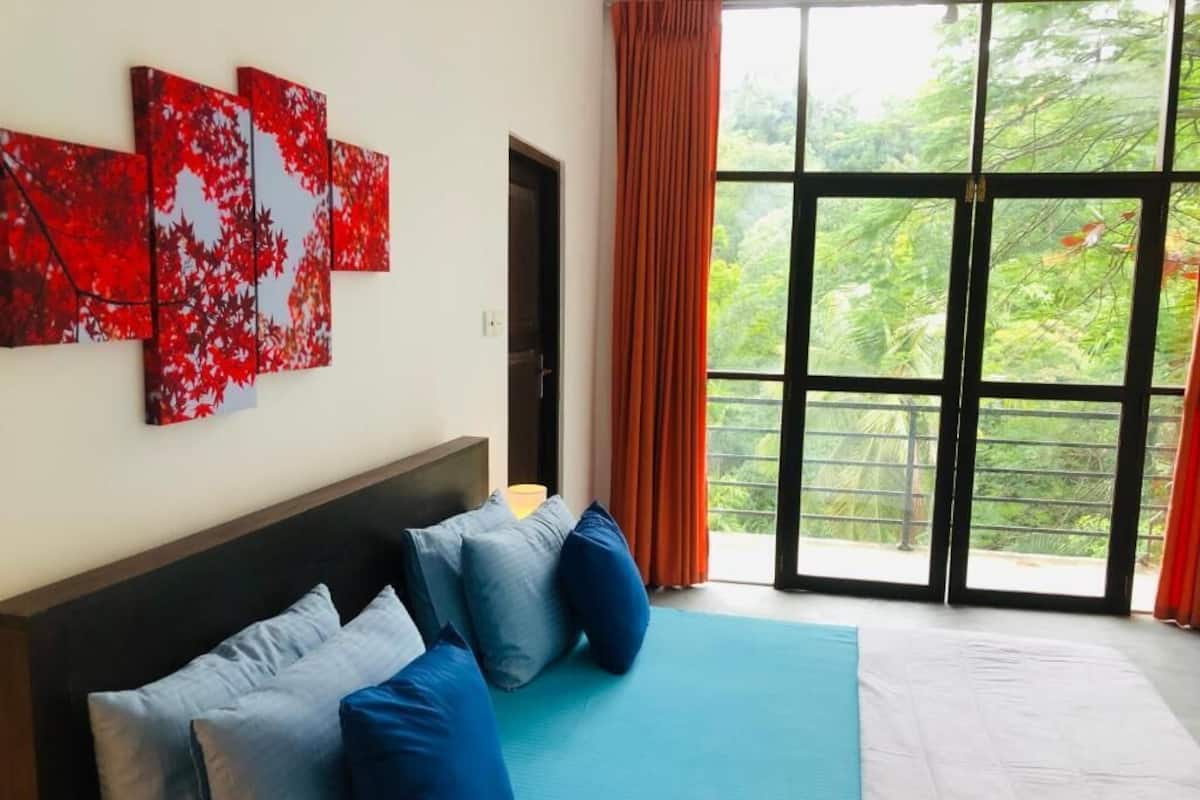 Quarto triplo básico, sacada, vista para a piscina | Quartos à prova de som, Wi-Fi de cortesia