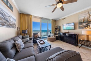 Apartamento Signature em Condomínio Fechado, 2 quartos, varanda, vista para a praia | Sala