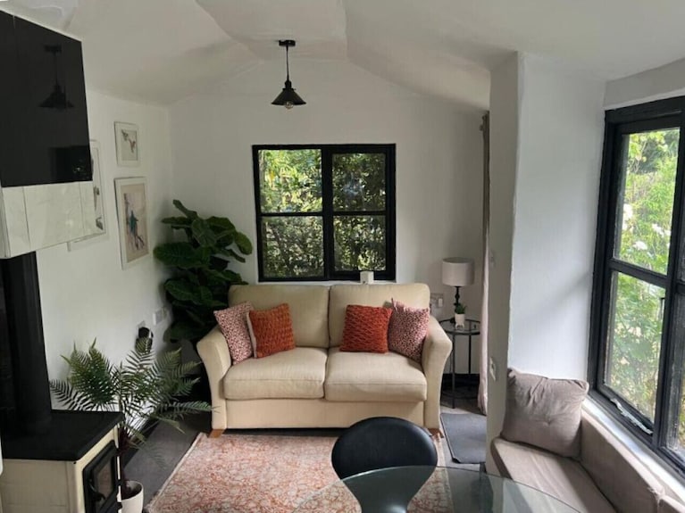 Tranquil Cottage Stay With Fireplace And Pond - Oswestry