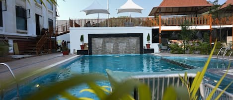 Quarto luxo, vista para o jardim | Piscina