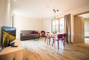 Apartamento, varanda, vista para a montanha | Sala de estar | Televisor 
