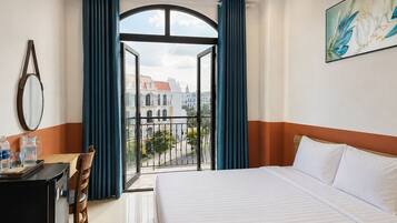 Quarto quádruplo luxo, sacada, vista para a cidade | Wi-Fi de cortesia