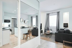 Apartamento Superior, 1 cama de casal e sofá-cama, aceitam-se animais de estimação | Sala de estar | Smart TV de 50 polegadas com canais por cabo 