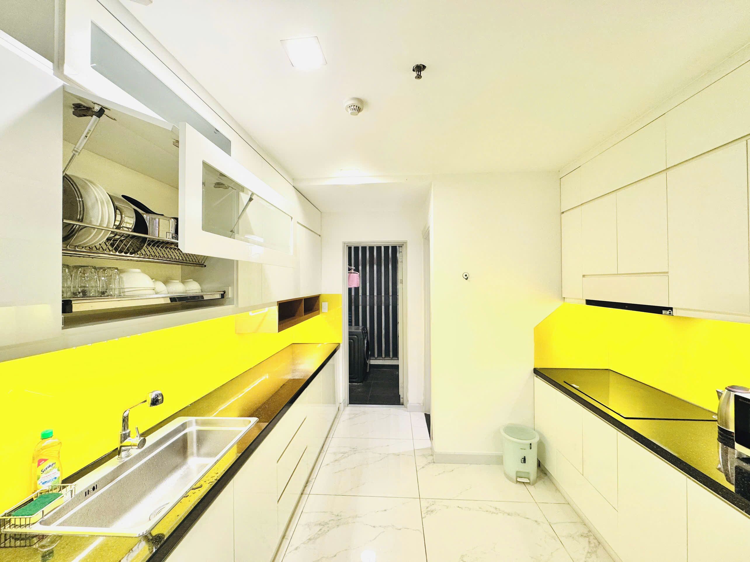 Apartamento família, 2 quartos, vista para a cidade | Cozinha privada | Geladeira grande, micro-ondas, fogão, cooktop